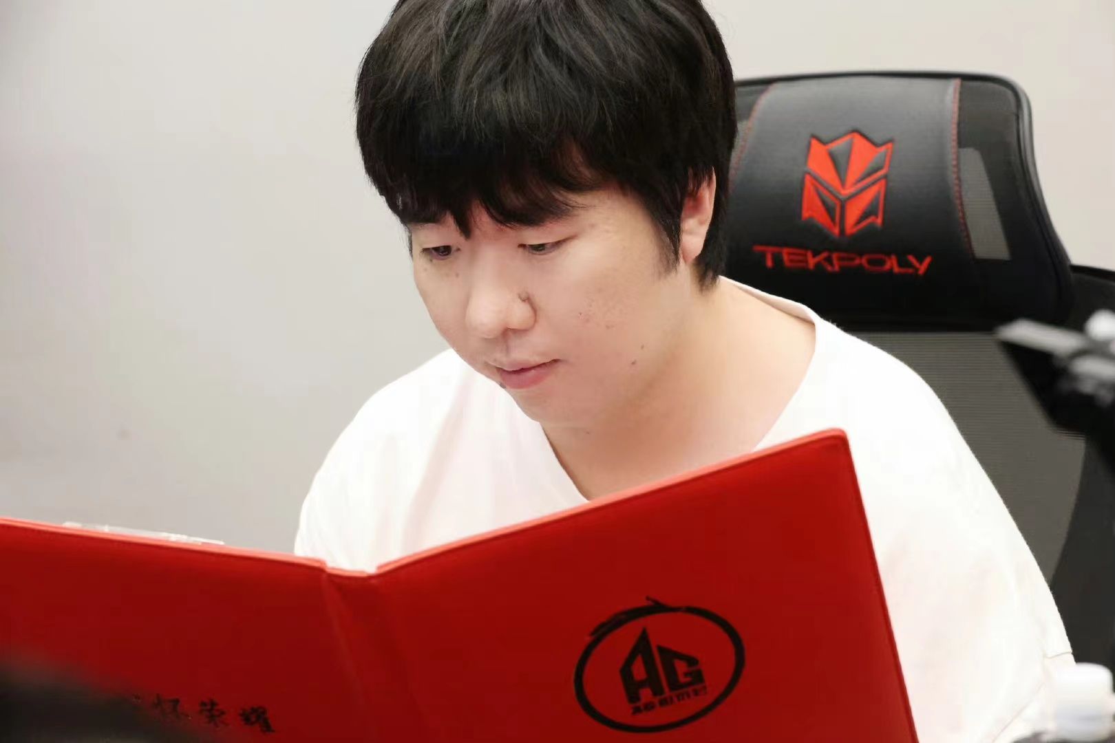 AG官博炸裂了！粉丝怒斥Bao：凭什么搞科研？Cat求大家嘴下留情！-王者荣耀官方网站-腾讯游戏