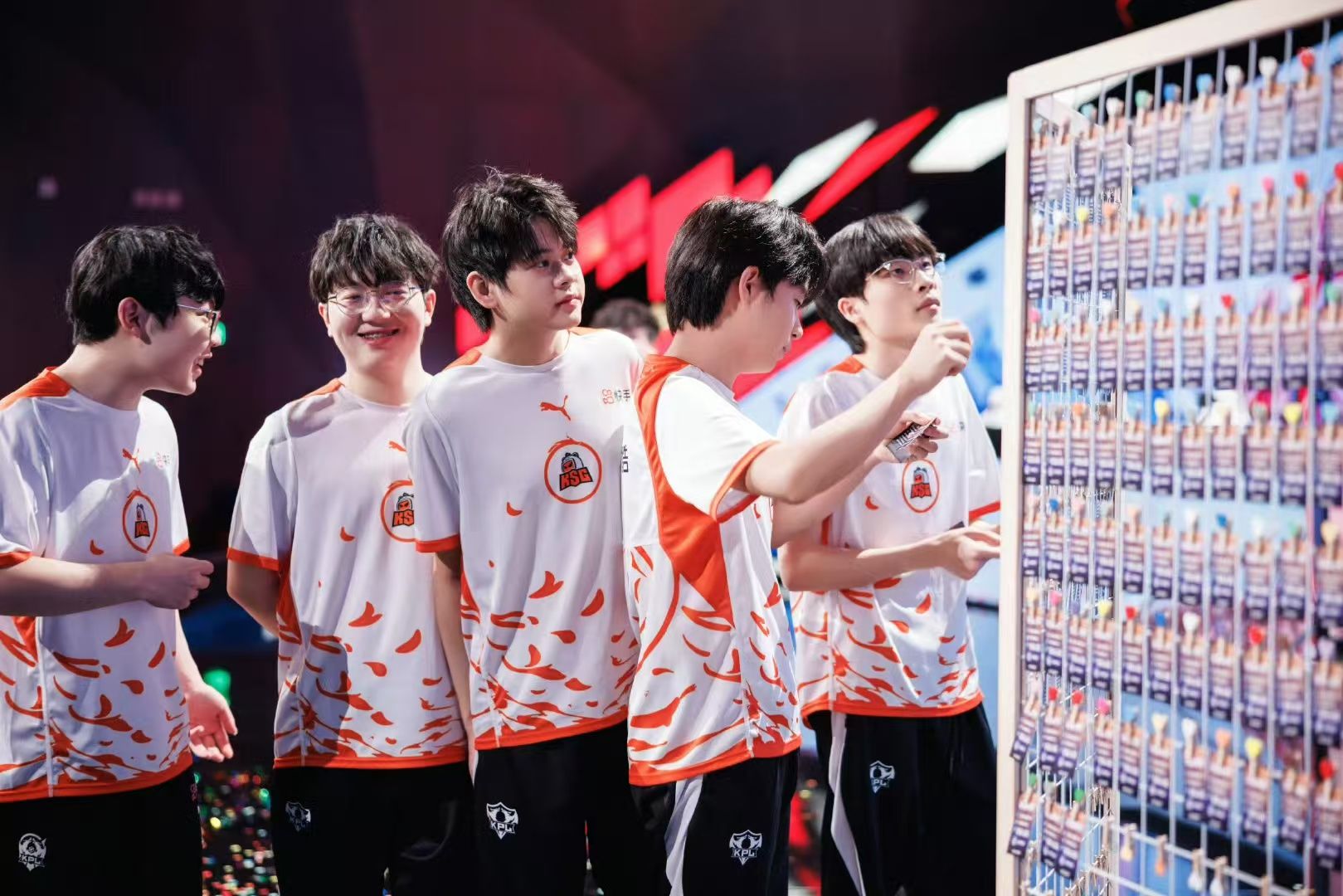 KSG4-1RW，晋级胜决！不再隐藏实力，AG和狼队瑟瑟发抖-王者荣耀官方网站-腾讯游戏